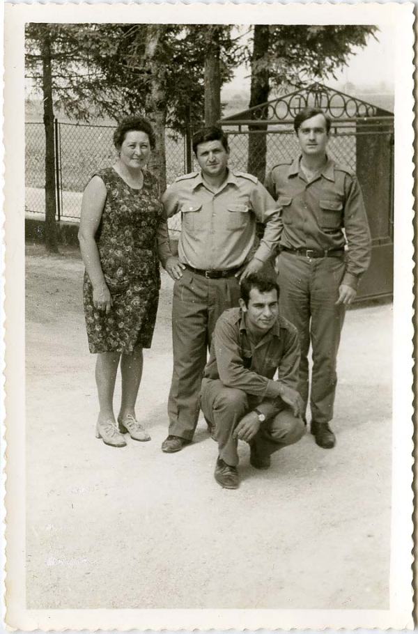 1965 Velike Bloke – Zinka z vojaki pred domom JLA | Stare slike