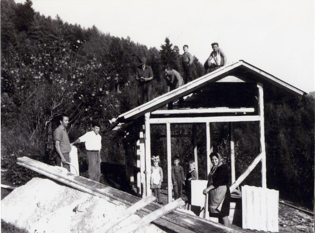 1965 Martinjak – Gradnja čebelnjaka | Stare slike