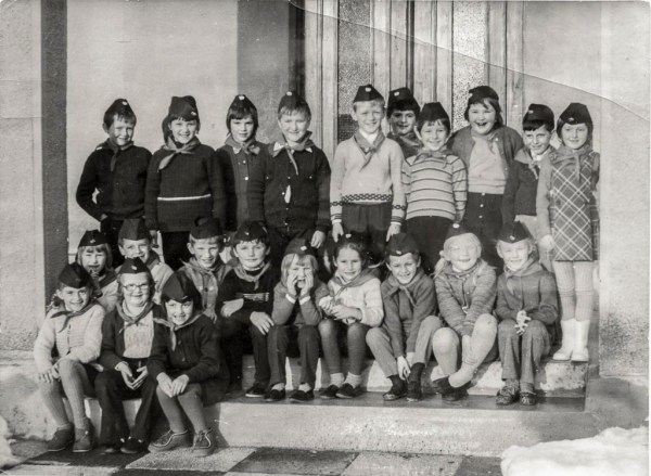 Rakek 1972/73 – Pionirčki pred šolo | Stare slike